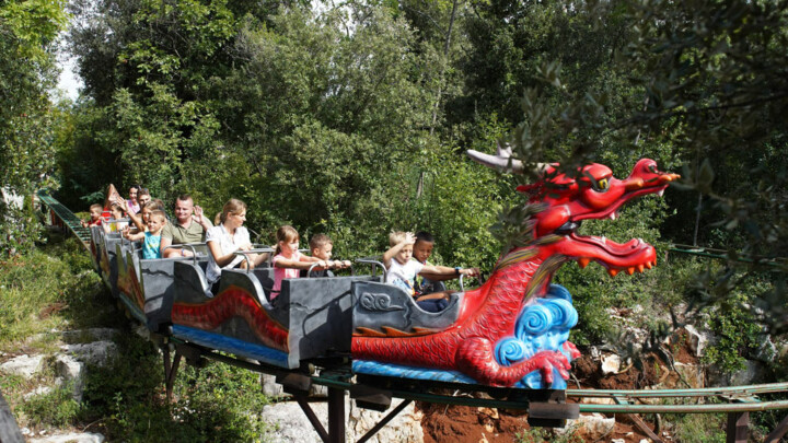 Dragon Coaster: 4 Thrilling Stops from Volcano to Tunnel!